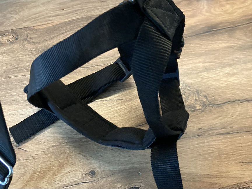 Шлейка для собаки в автомобиль М