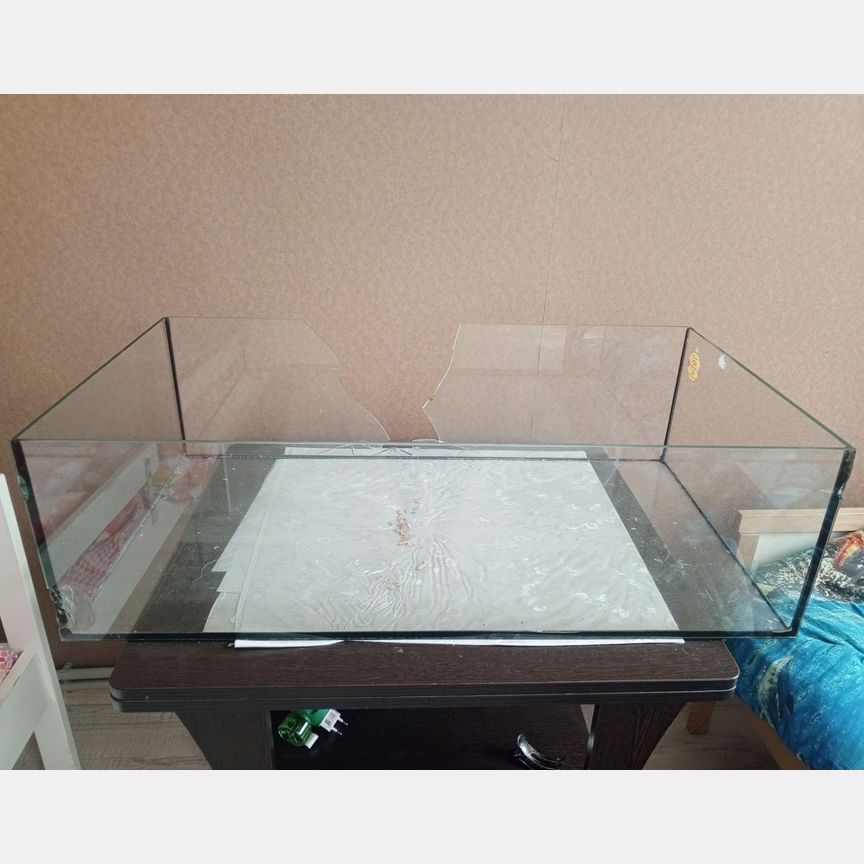 Отдам бесплатно аквариум