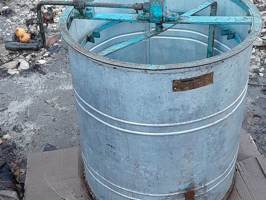 Медогонка 2х рамочная б/у в рабочем состоянии