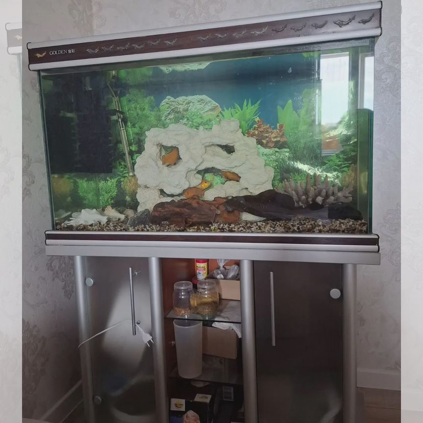 Аквариум с рыбками и тумбой