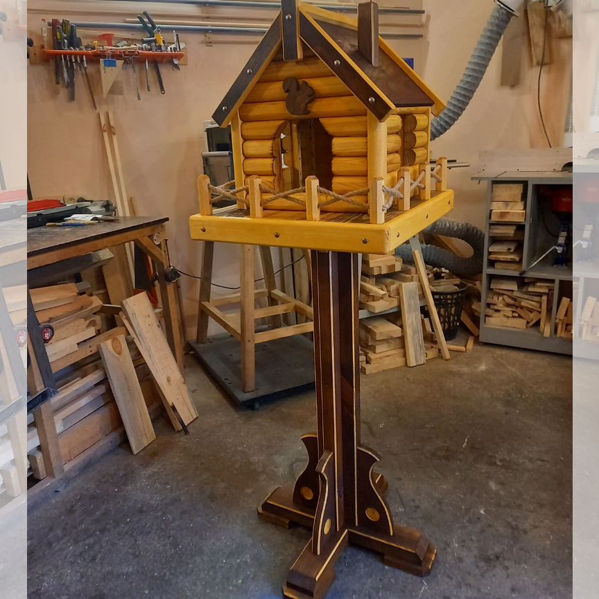 Кормушка для птиц и белок