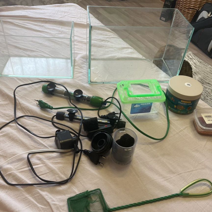 Аквариумы для рыб и все приспособления с кормом