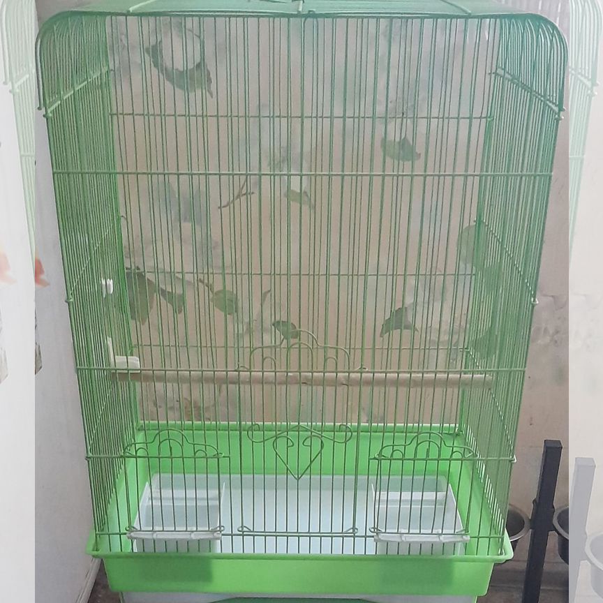 Большая клетка для птиц с игрушками