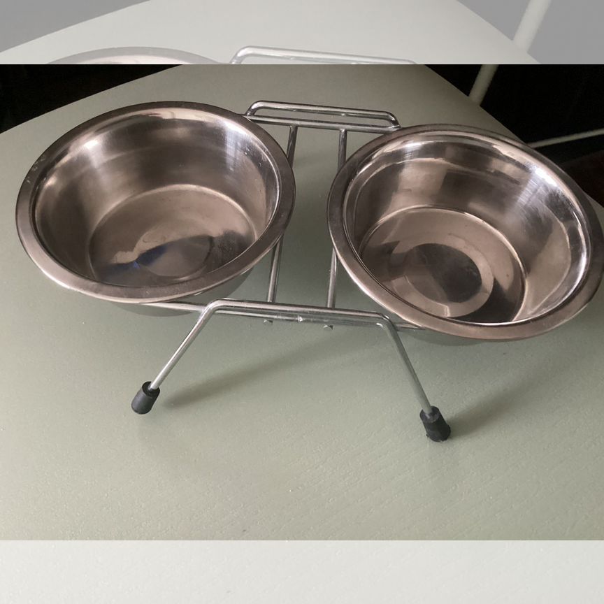 Стальные миски на подставке для кота