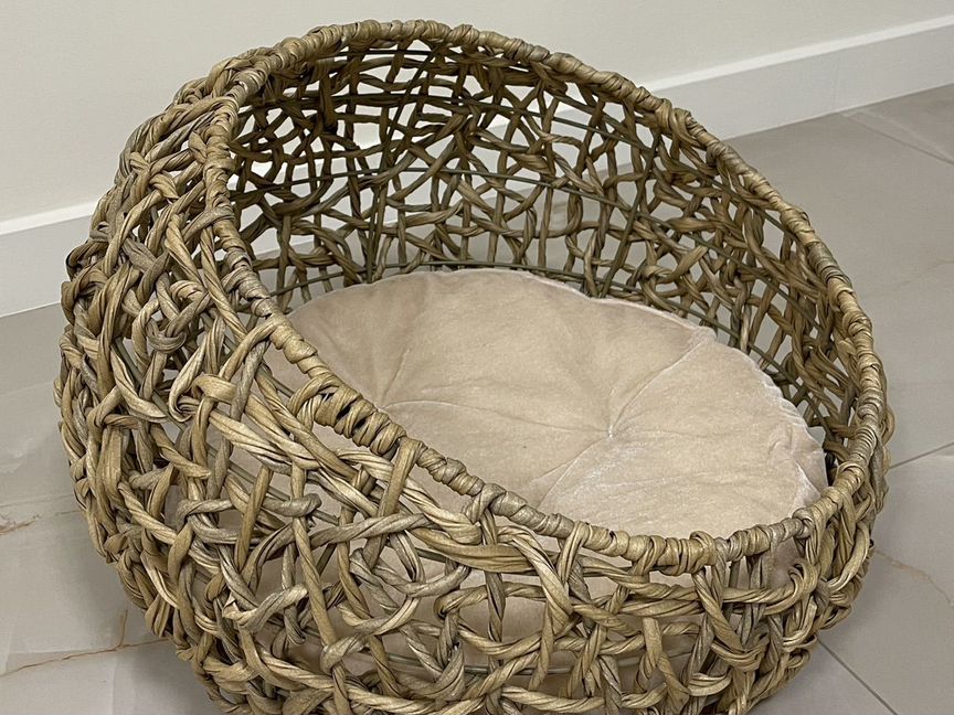Корзина плетеная, лежанка на каркасе с матрасиком