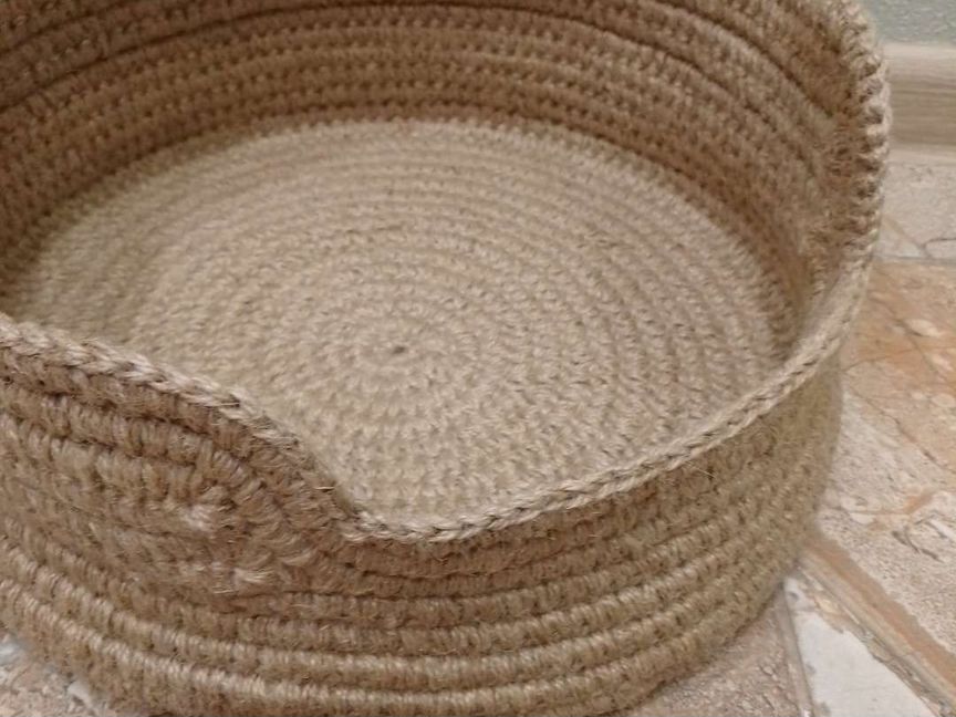 Лежанка вязанная для животных ручной работы