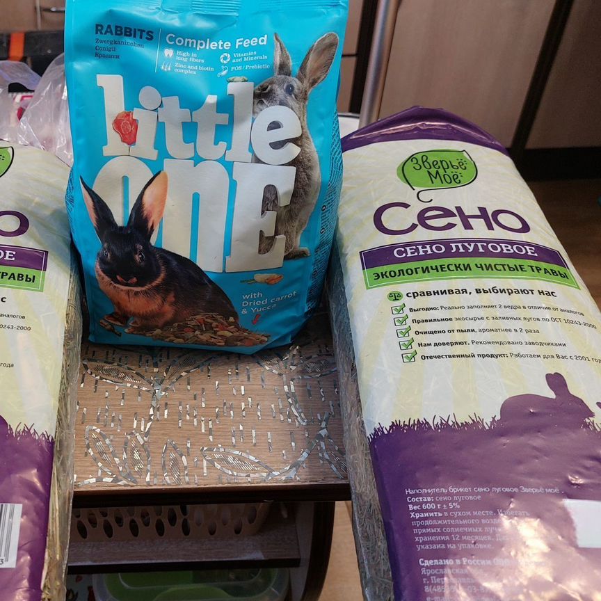 Сено и корм для Кролика. Одна пачка сена открыта