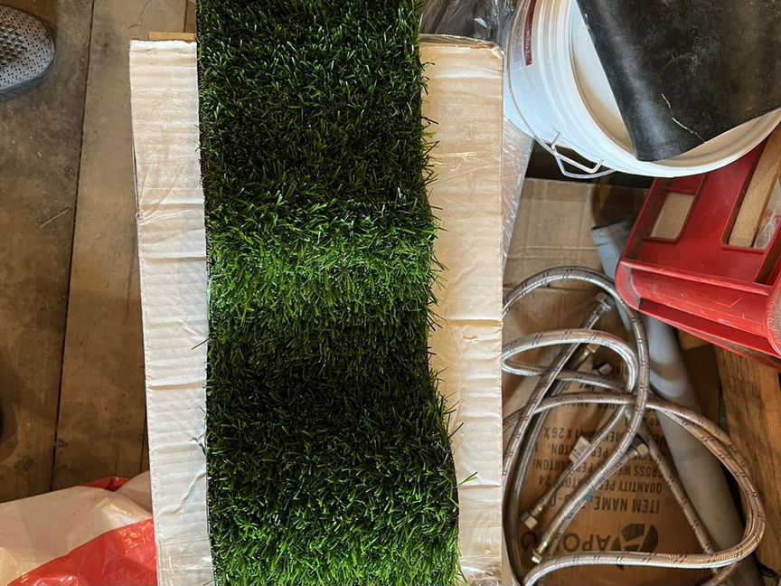 Кусок искусственной травы 14*65 см