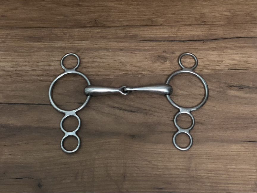 Конеые вещи (трензель, набор, мех, бинты)