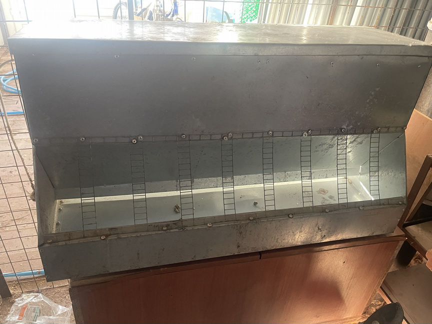 Бункерная кормушка для птиц