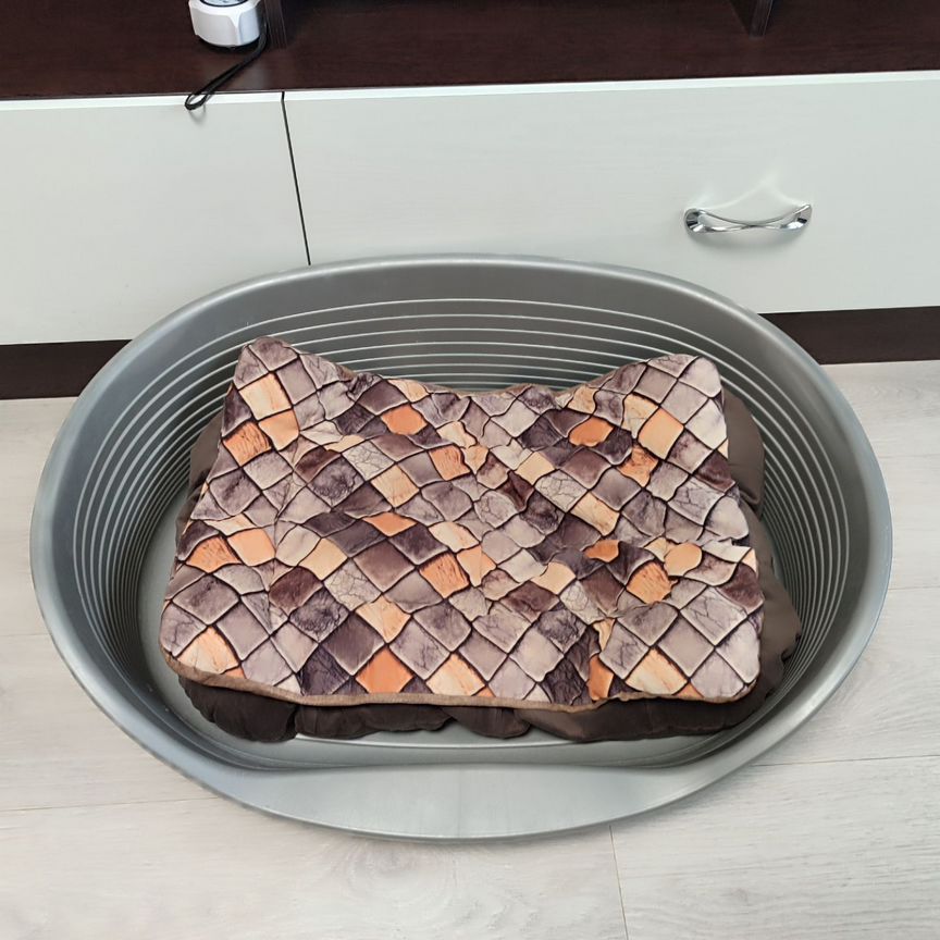 Пластиковая лежанка для собак