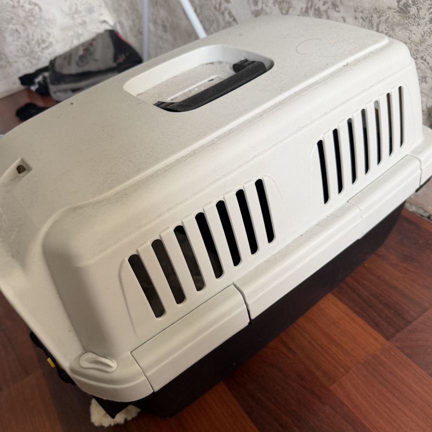 Продам переноску пластиковую для кошек и собак