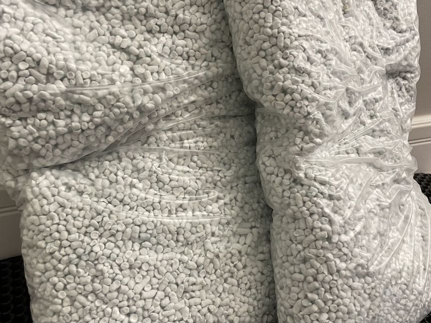 Комкующийся целлюлозно-полимерный наполнитель