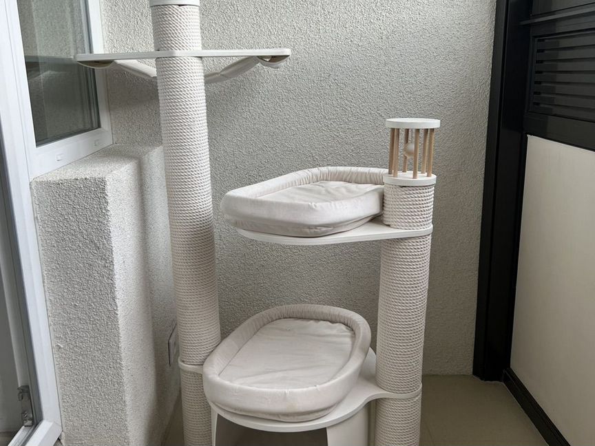 Домик когтеточка с гамаком 138 см белый велюр