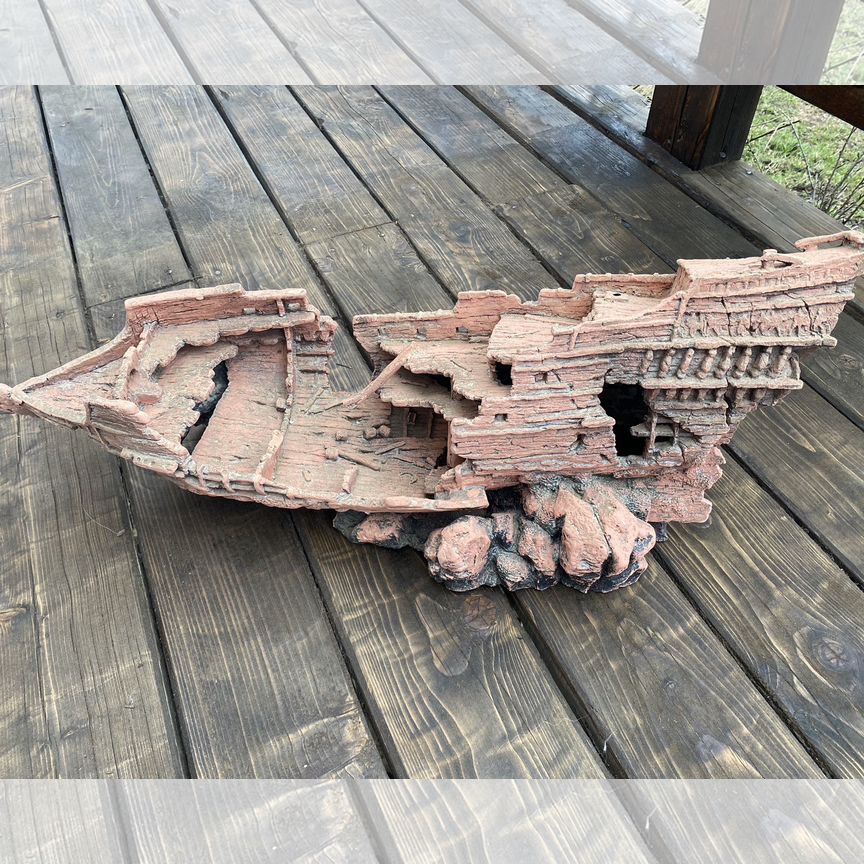 Корабль в большой аквариум