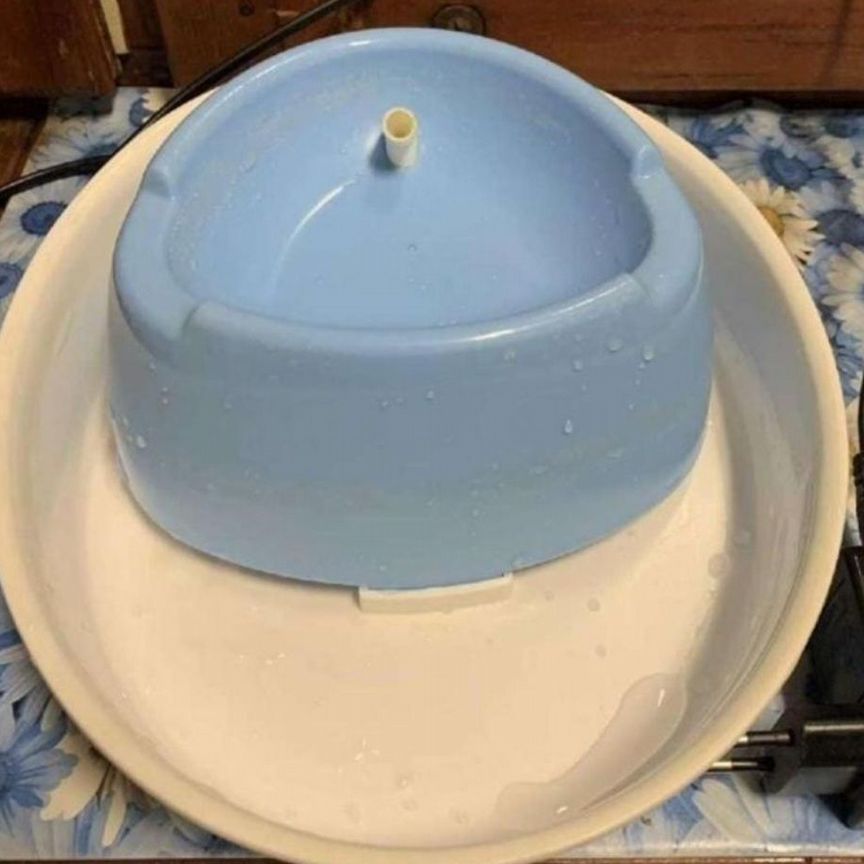 Питьевой фонтанчик для кошек и собак