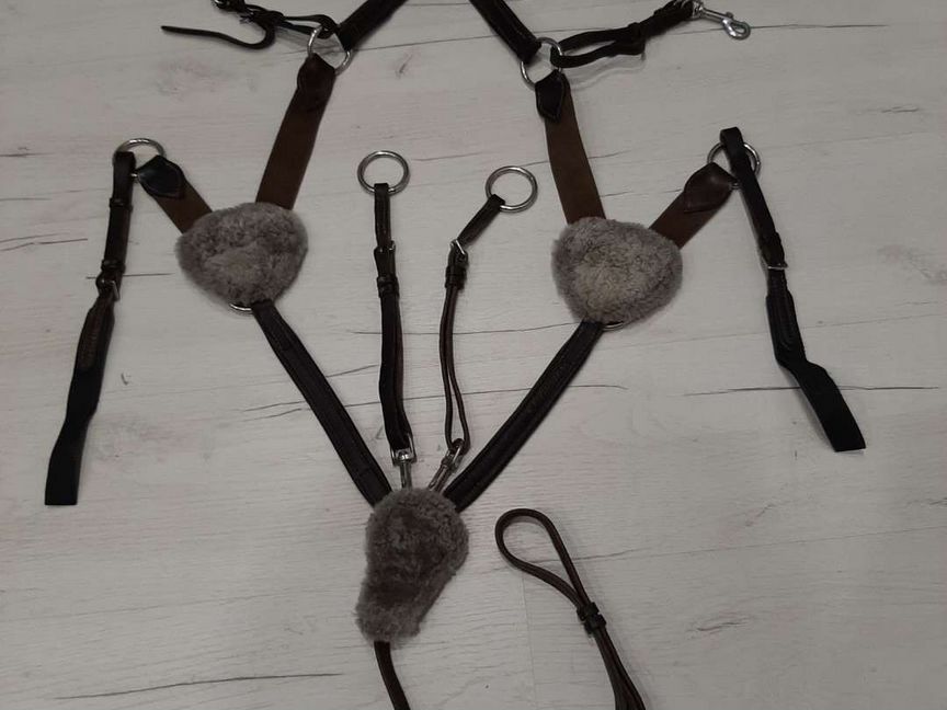 Подперсье для лошади