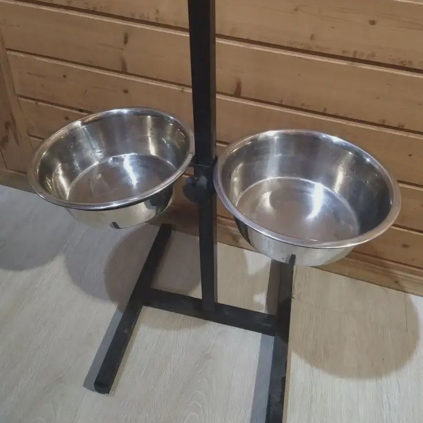 Стойка с мисками для собак