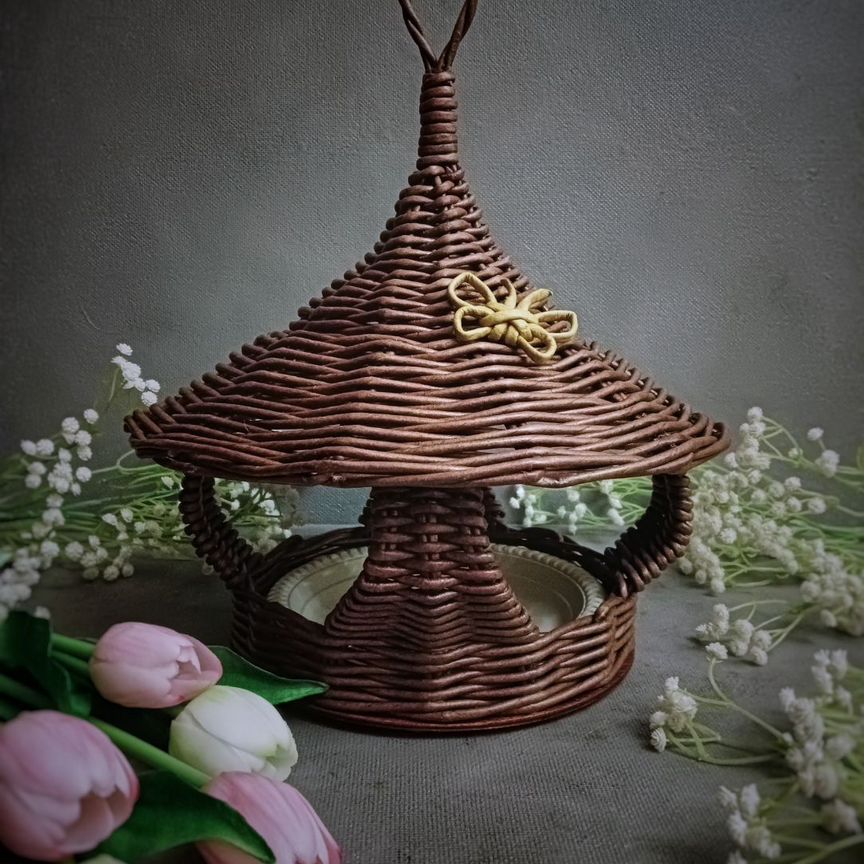 Кормушка для птиц из бумажной лозы