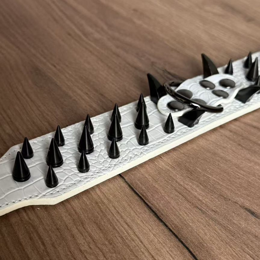 Широкий кожаный ошейник с шипами для собак