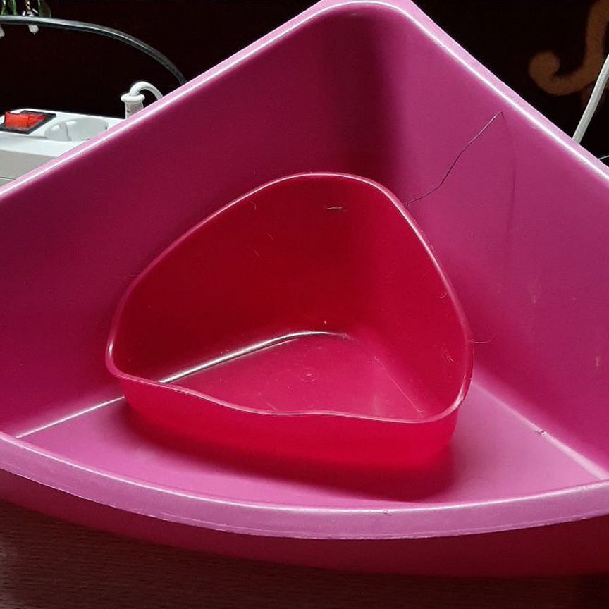 Угловой лоток розовый для грызунов