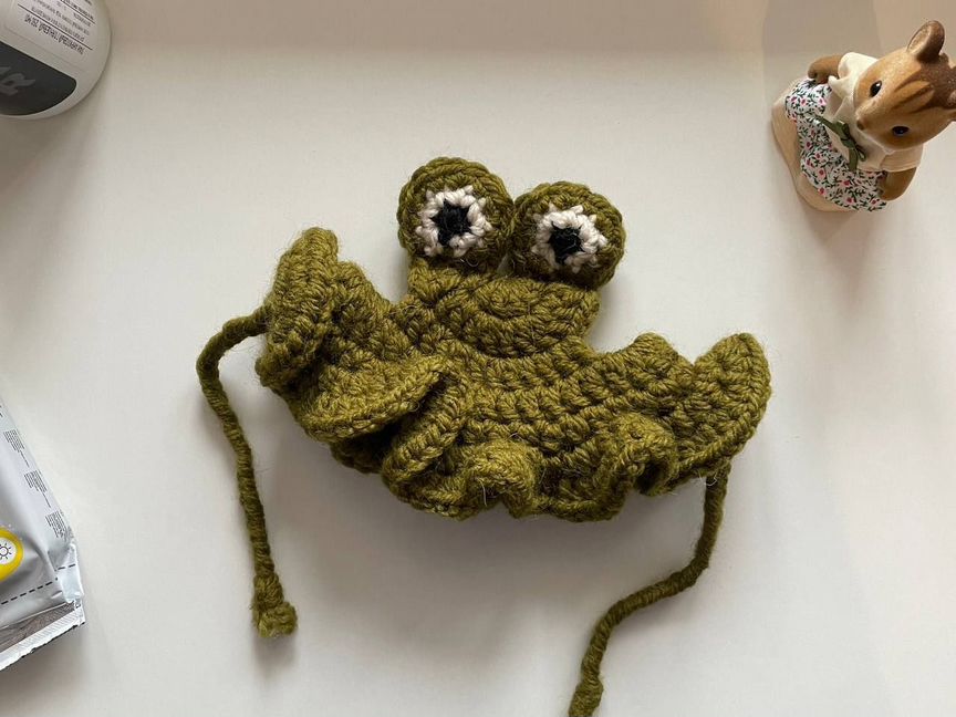 Вязаная шапка-лягушка