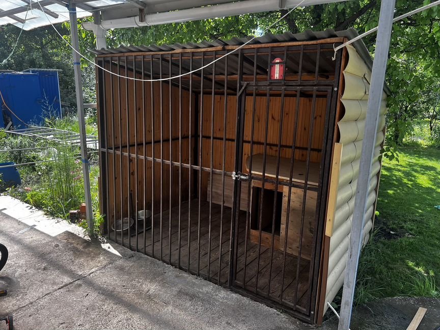 Вольер с будкой