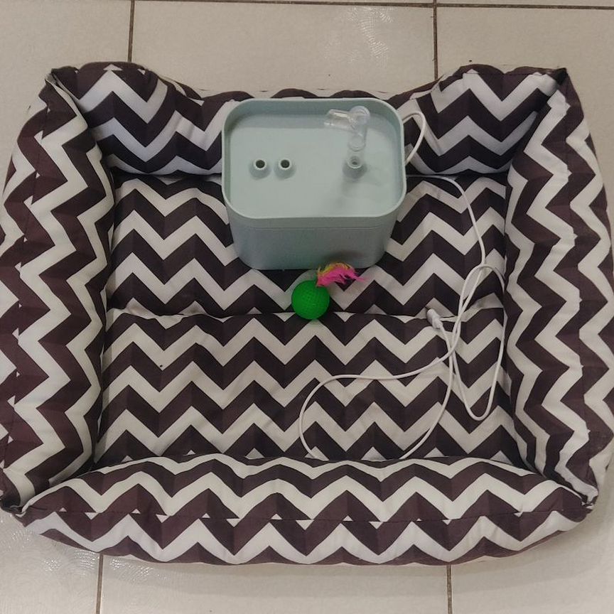 Поильник, лежанка, игрушка для кошек