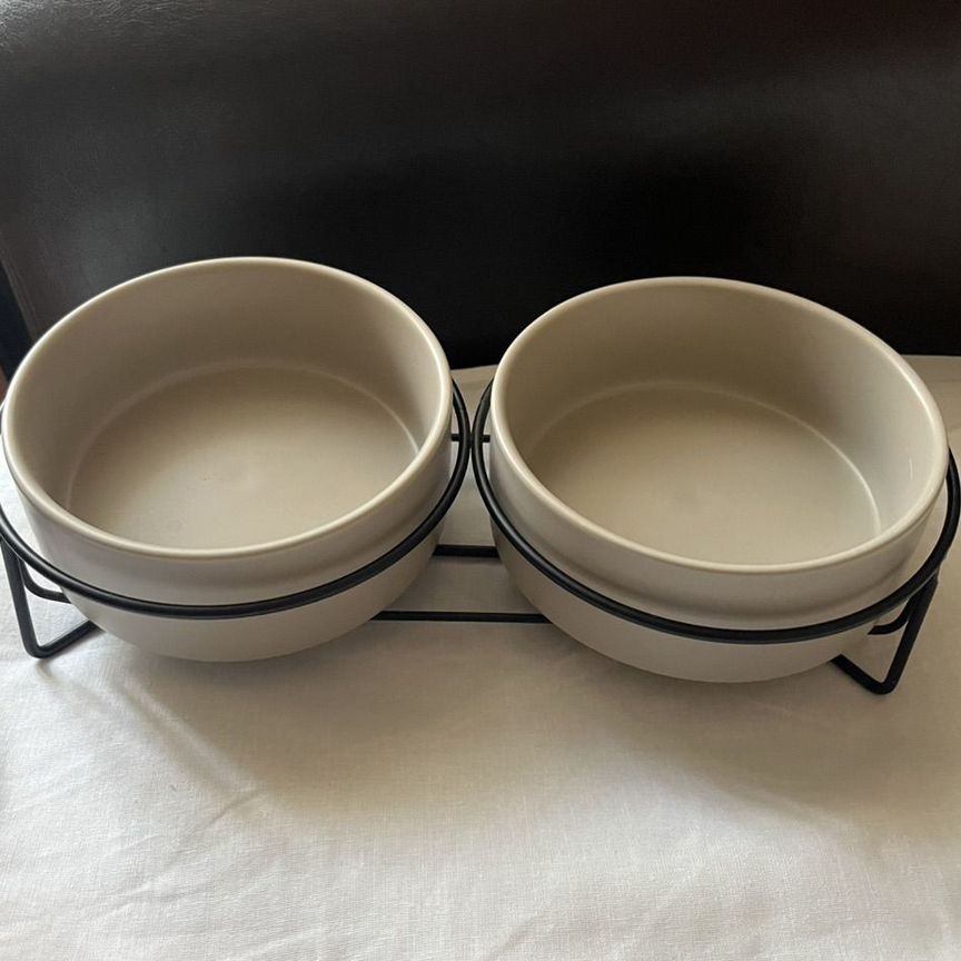 Миска для животных на подставке