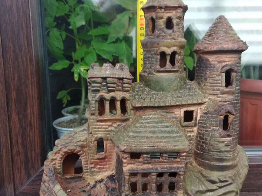 Замок в аквариум