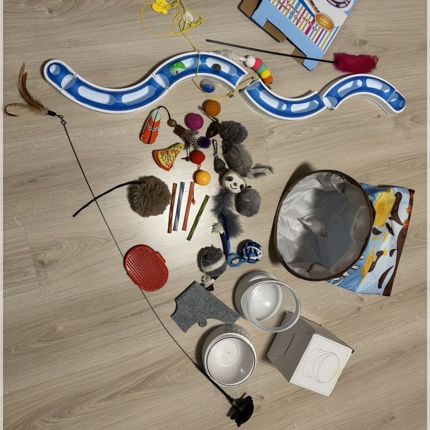 Игрушки и миски для кошек