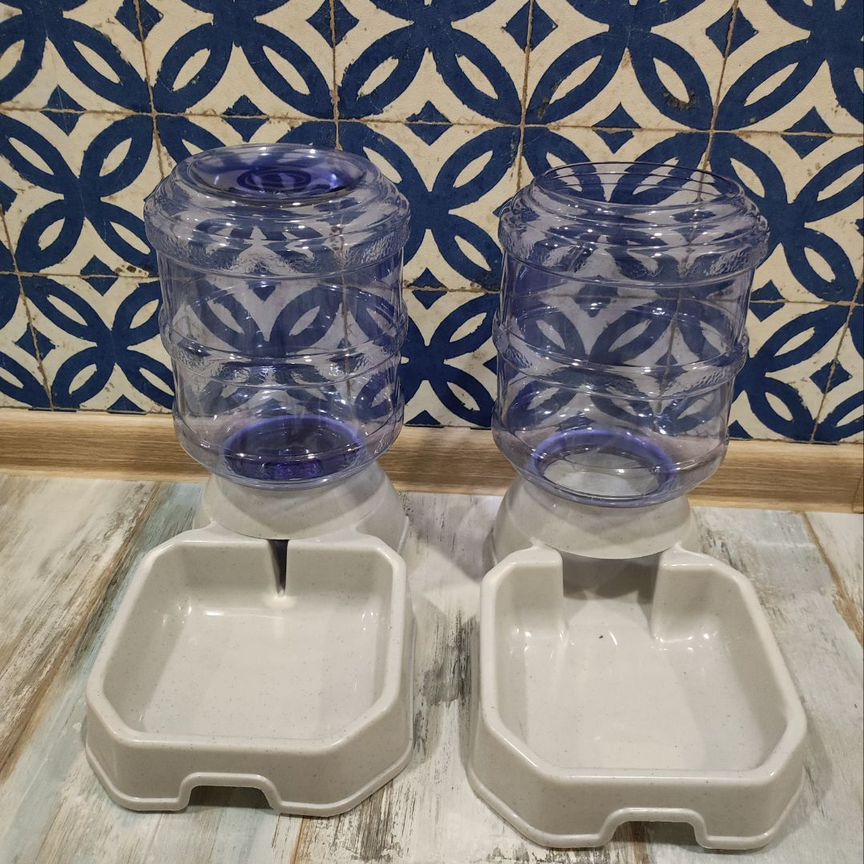 Полинка и кормила для домашних животных, миски