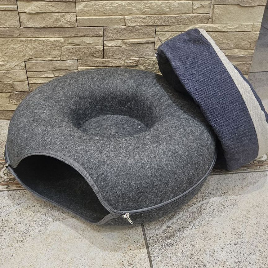 Лежанки и домики для кошек