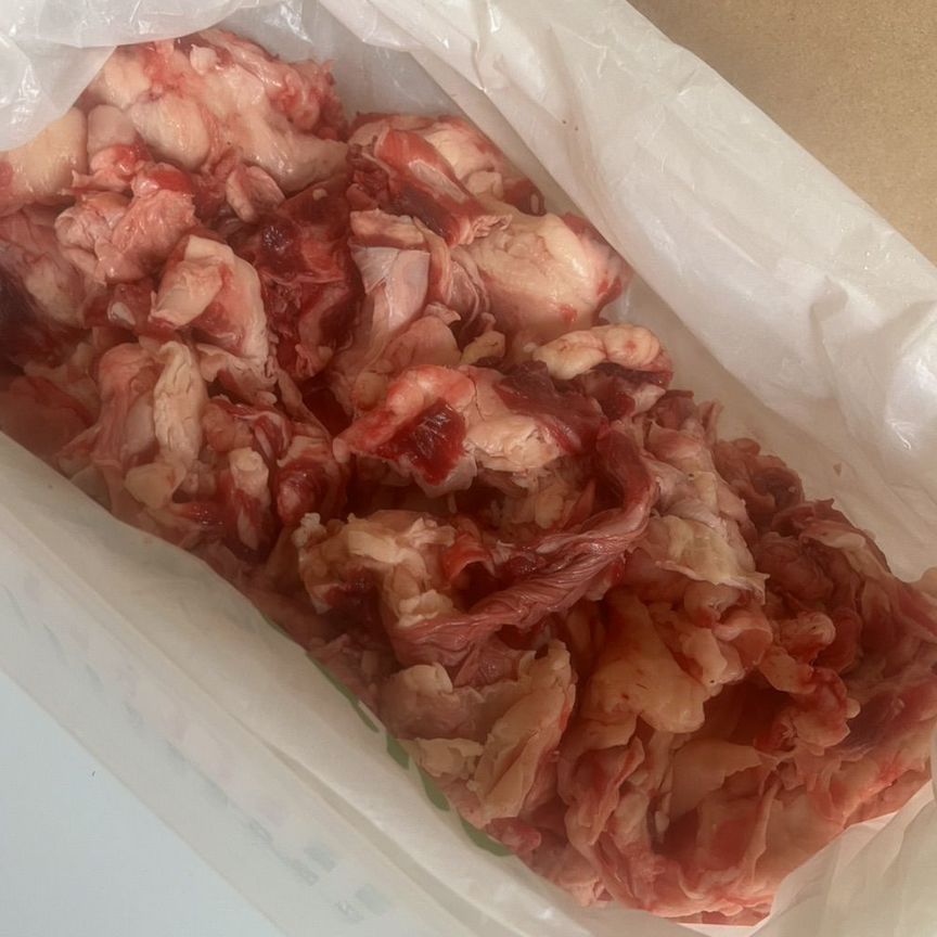 Мясная говяжья обрезь и кости для животных
