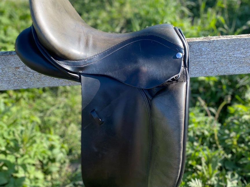 Выездковое седло