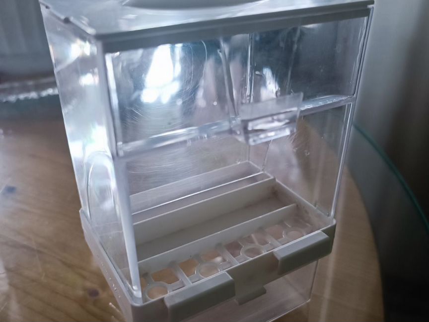 Кормушка бункерная для мелких птичек