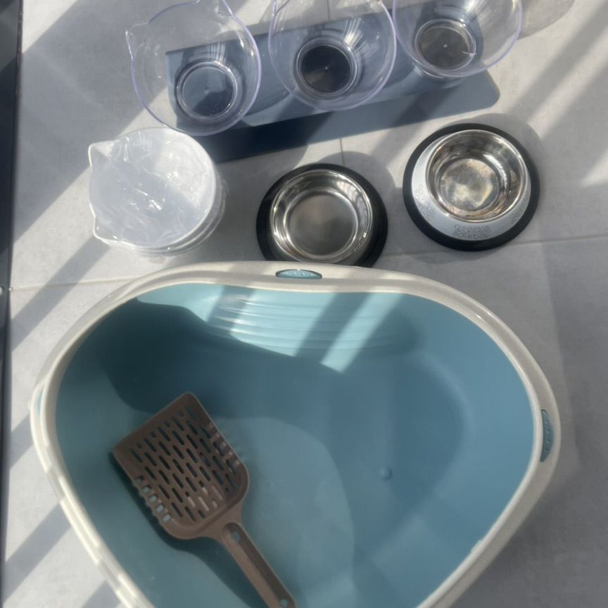 Лоток и миски для кошек