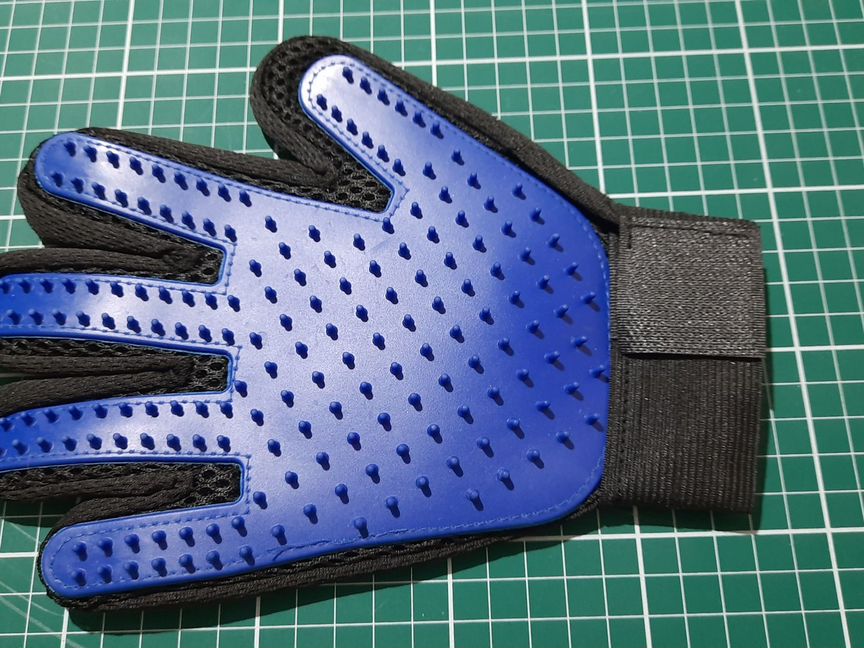 Массажная перчатка для собак и кошек True Touch