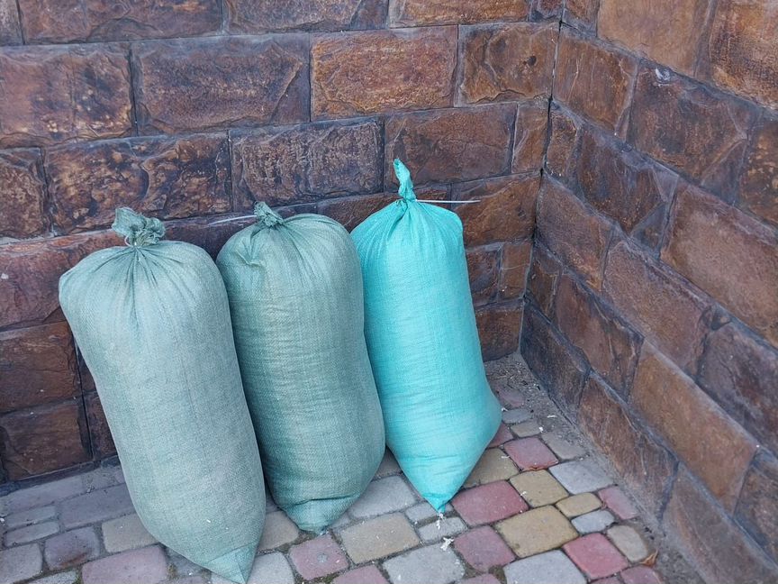 Сухие опилки в мешках